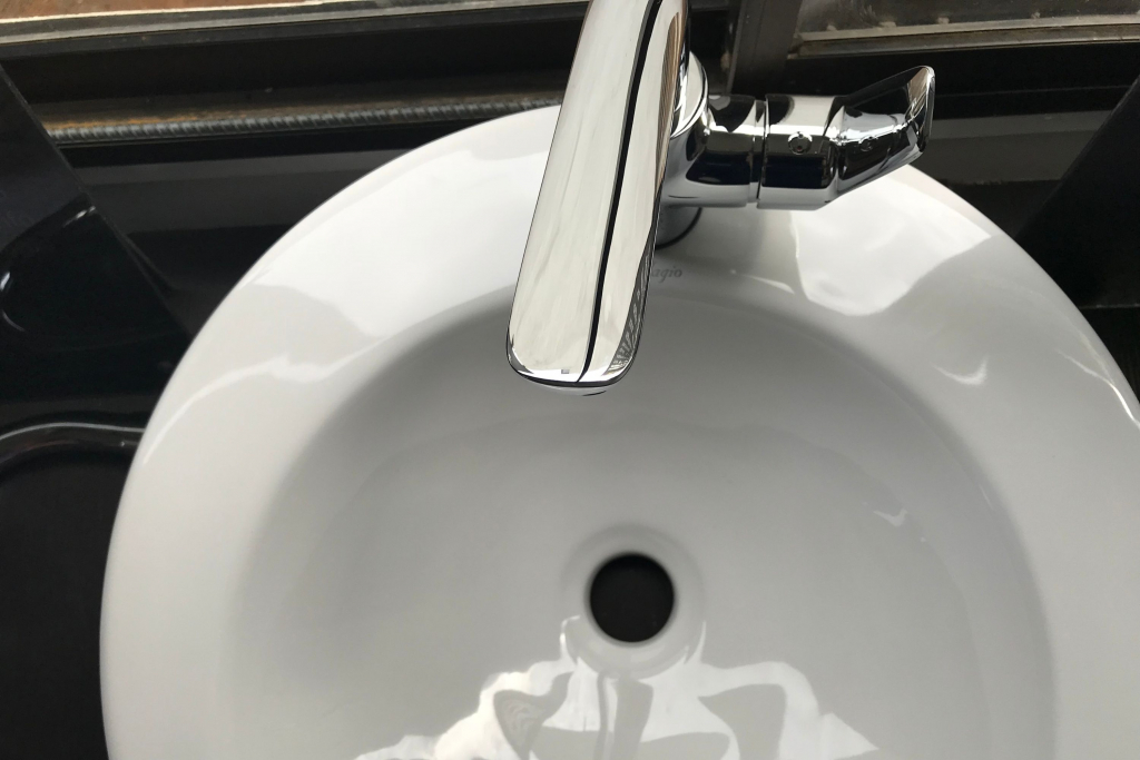 How To Get Hair Dye Off The Sink Or Tub Detailed Guide Beezzly