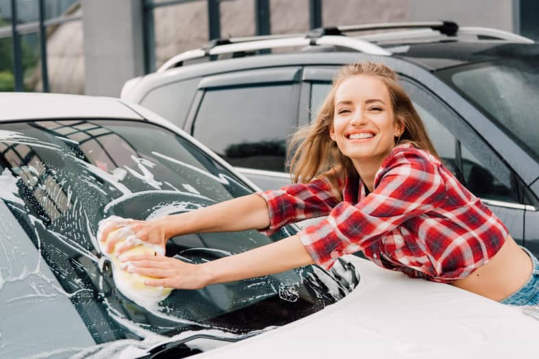 How to Clean Your Windshield Without Streaks: A Definitive Guide – Beezzly